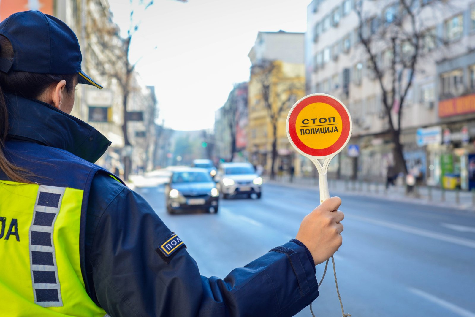 Од денеска парични казни и за пешаци ако зборуваат на мобилен додека поминуваат на пешачки